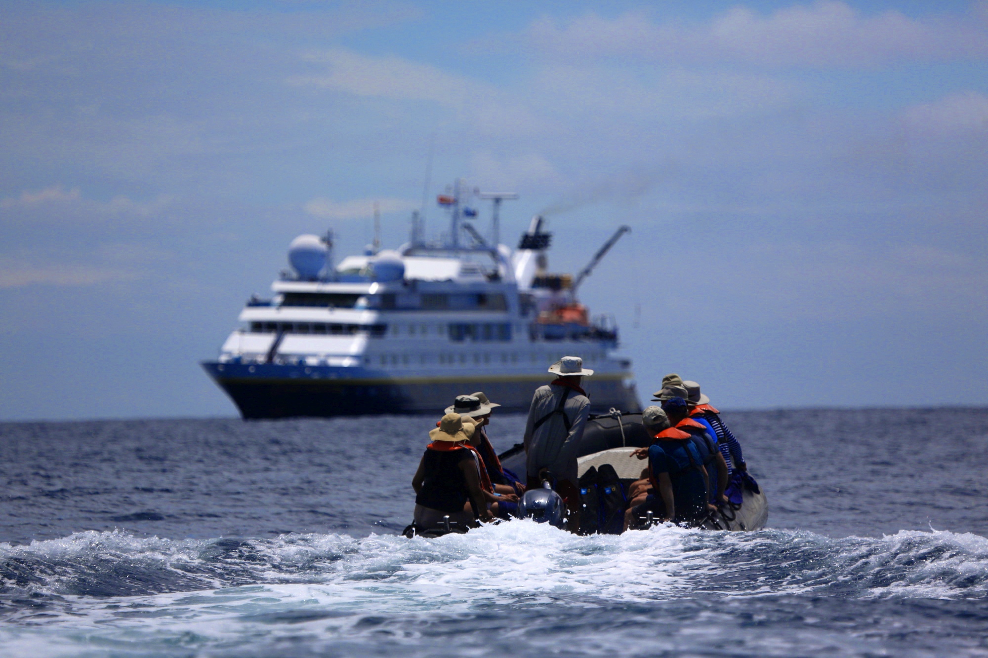 Lindblad’s ships bring remote wildlife and cultures closer - MaDeRe
